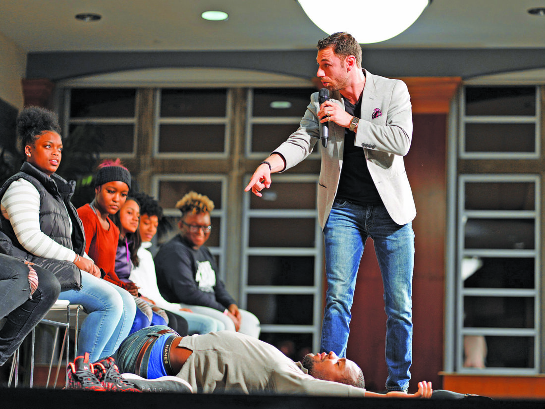 Anthony brings magic, hypnosis act to Belleville | News, Sports, Jobs ...